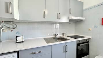 Apartamento, 1 quarto, cozinha | Cozinha privada | Um micro-ondas, uma cafeteira/bule, uma chaleira elétrica