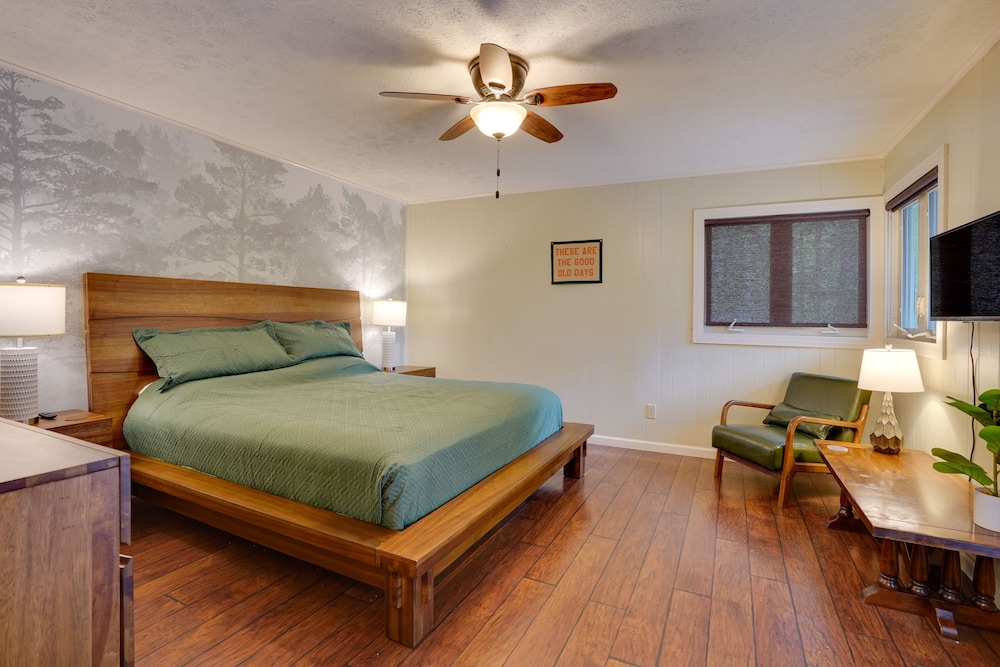 Lakefront Cadiz Home W/ Hot Tub! - Cadiz, KY