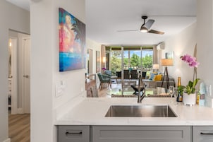 Apartamento de Luxo em Condomínio Fechado | Cozinha privada | Um frigorífico/congelador grande, um micro-ondas, um forno