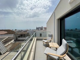 Apartamento, 2 quartos, 2 banheiros | Sacada