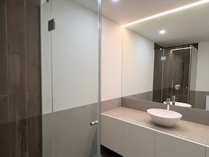 Apartamento, 2 quartos, 2 casas de banho | Casa de banho | Um polibã, toalhas fornecidas