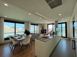 Apartamento, 2 quartos, 2 banheiros | Cozinha privada | Micro-ondas, fogão, lava-louças, cafeteira/chaleira