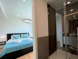 Apartamento, 2 quartos, 2 casas de banho | Casa de banho | Um polibã, toalhas fornecidas 