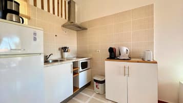 Apartamento, 1 quarto, terraço | Cozinha privada | Um micro-ondas, uma cafeteira/bule, uma chaleira elétrica