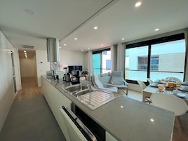 Apartamento, 3 quartos, terraço | Cozinha privada | Um micro-ondas, um forno, uma máquina de lavar louça 