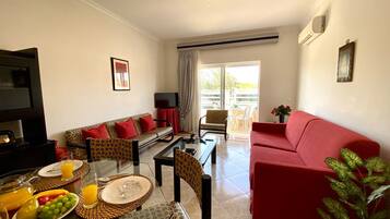 Apartamento, 1 quarto, acesso à piscina | Refeições no quarto