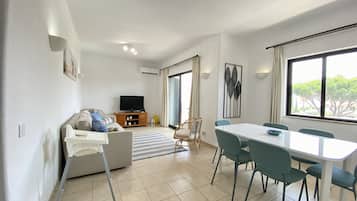 Apartamento, 2 quartos, acesso à piscina | Refeições no quarto