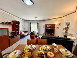 Apartamento, 2 quartos, terraço | Refeições no quarto