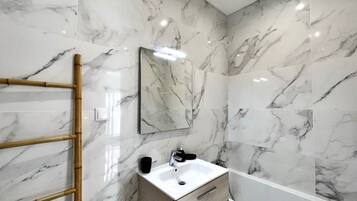 Apartamento, 1 quarto, terraço | Casa de banho | Toalhas fornecidas