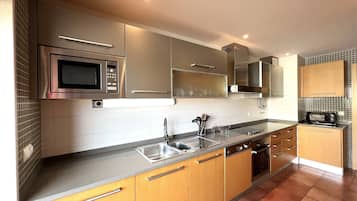 Apartamento, 2 quartos, acesso à piscina | Cozinha privada | Micro-ondas, fogão, lava-louças, cafeteira/chaleira