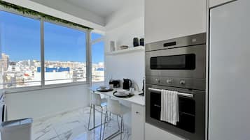 Apartamento, 3 quartos, terraço | Cozinha privada | Um micro-ondas, um forno, uma máquina de lavar louça
