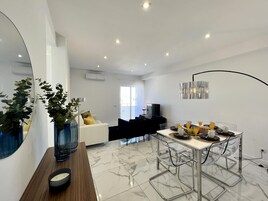 Apartamento, 3 quartos, terraço | Refeições no quarto