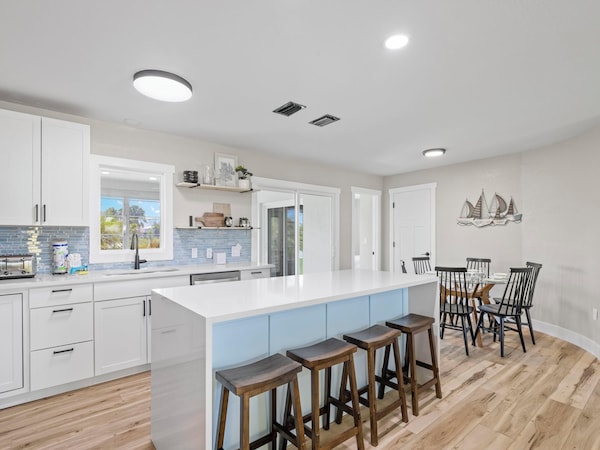 Salty Sunrise By Distinctive Beach Rentals - Fort Myers, FL