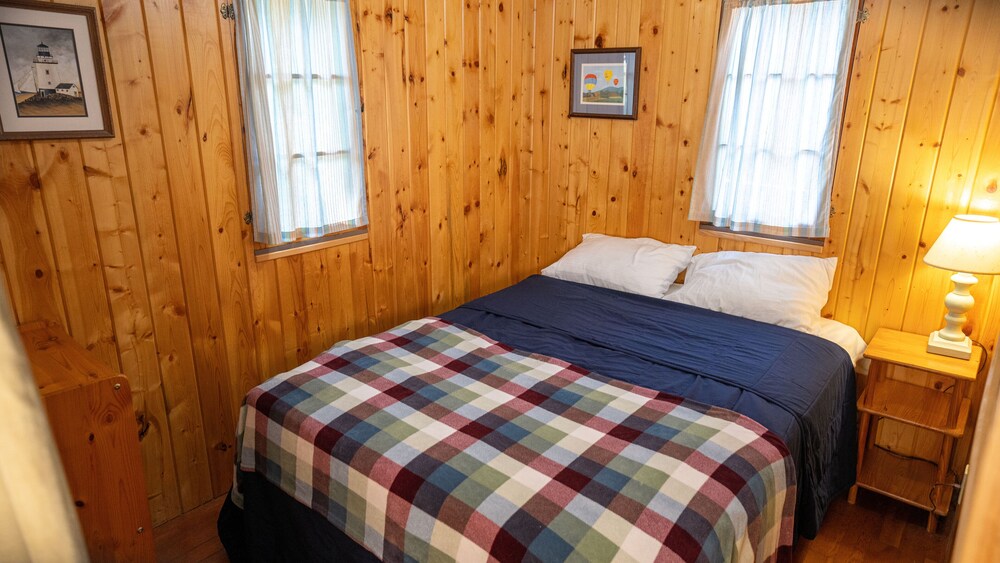 Webb Lake, Hackensack, Northern Mn - 2 Bedroom, Sleeps 4 - Cabin #5 Blue Water - Northern Lights Casino