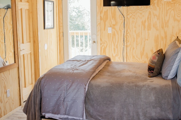 Wagon Wheel Suite #6 (1 Full Bed) | Roupa de alta qualidade, edredões de penas, com decoração personalizada