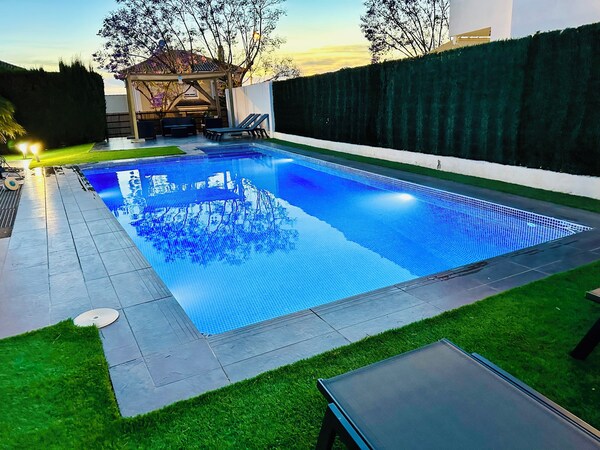 Modern Villa With Pool And Garden. Just A Few Steps From The Subway Station. - Alcalá de Guadaíra