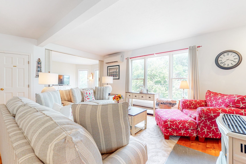 Central 2nd-floor Apartment With Propane Stove, Grill, W/d, & Great Location - Martha's Vineyard, MA