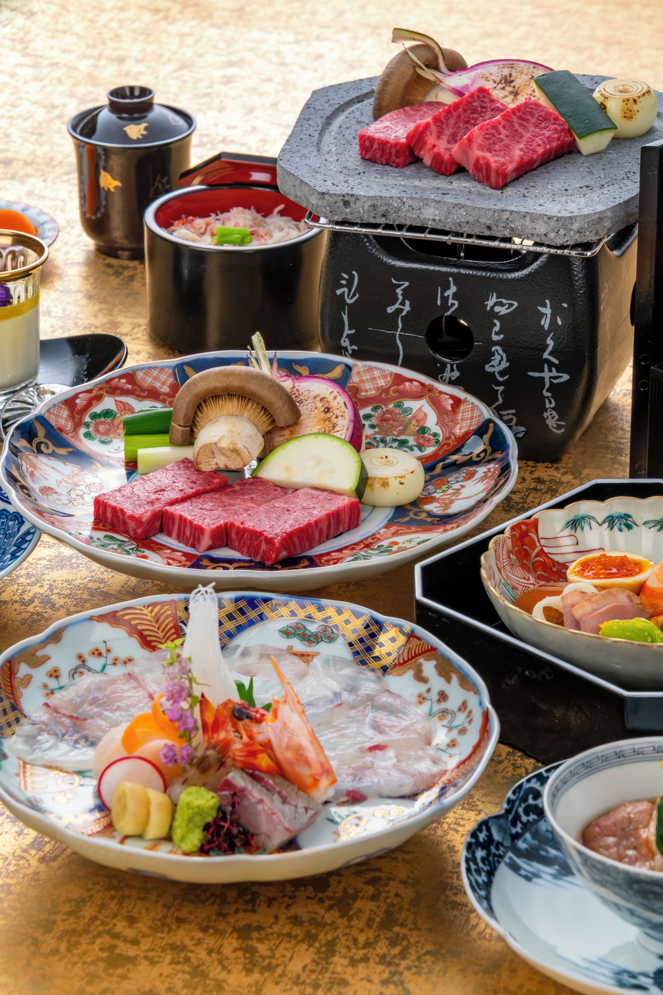 Diversos pratos japoneses sobre uma mesa, incluindo carne crua, vegetais e frutos do mar.