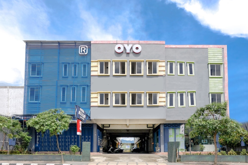 Oyo Life 2966 Hotel Atriaz - Trenggalek