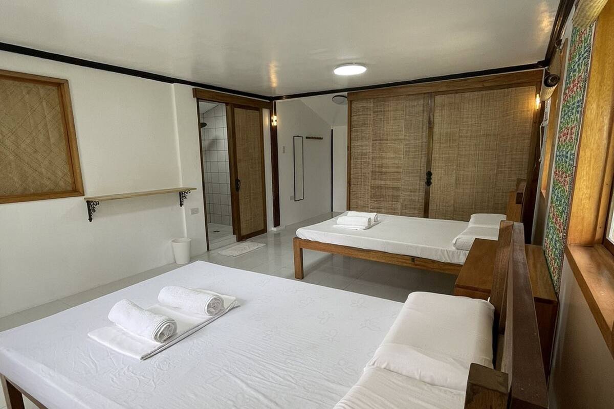 Quarto Duplo Standard | Camas desdobráveis, roupa de cama fornecida 