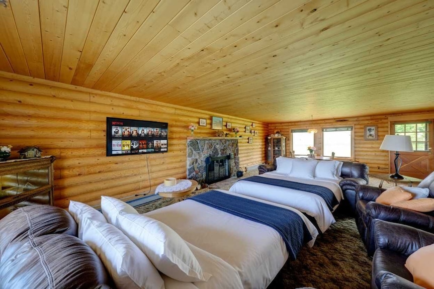 Hideaway Cabin: Ruggedly Sophisticated Cabin With Mountain Views, Fire Pit, And Pets Invited Minutes To Buffalo & Trails. - Wyoming