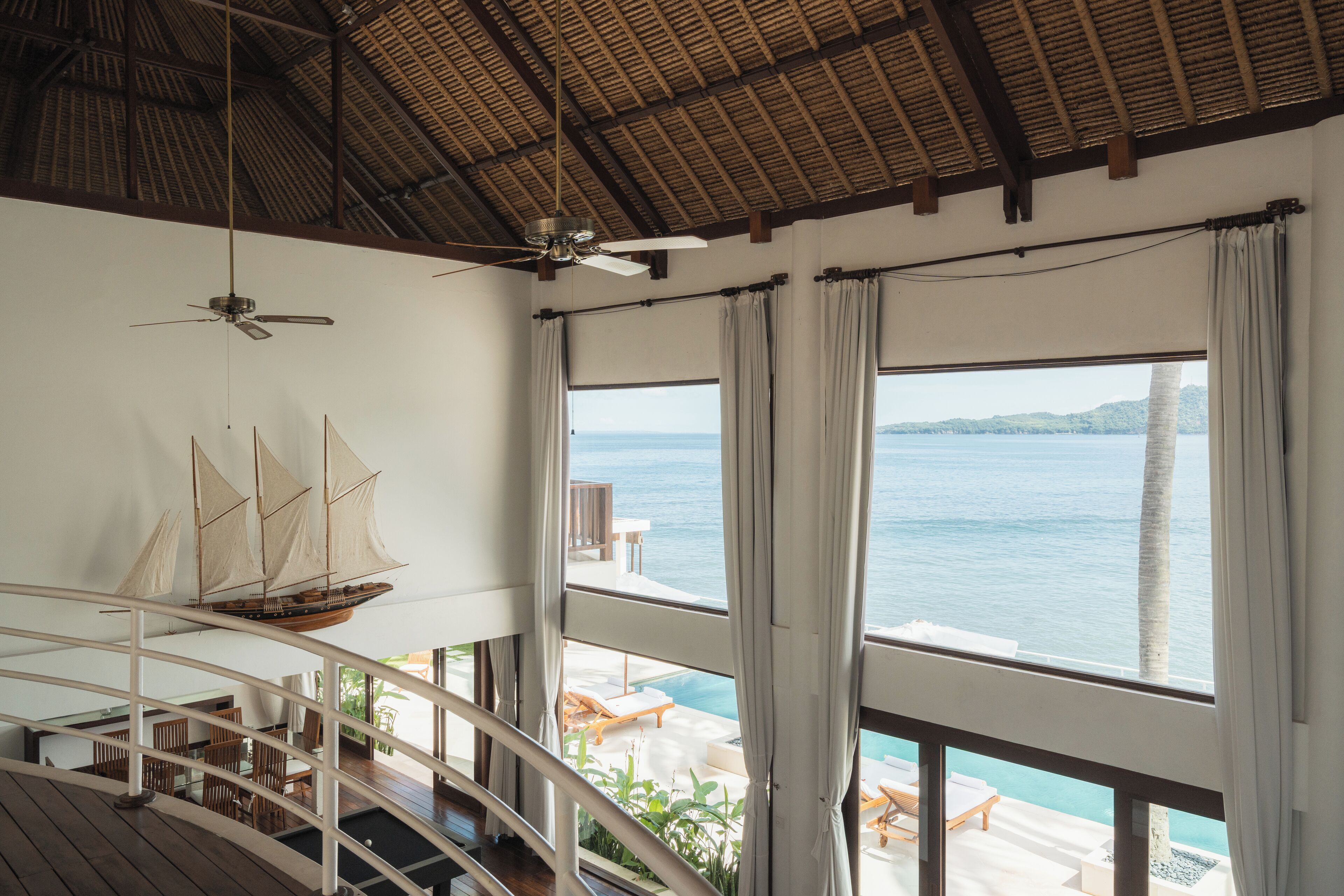 Villa de Luxo, 5 quartos, piscina privativa, vista para o oceano | Sala de estar | Televisor de 32 polegadas com canais por cabo 