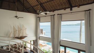 Villa de Luxo, 5 quartos, piscina privativa, vista para o oceano | Sala de estar | Televisor de 32 polegadas com canais por cabo
