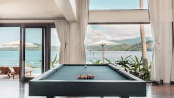 Villa de Luxo, 5 quartos, piscina privativa, vista para o oceano | Sala de estar | Televisor de 32 polegadas com canais por cabo