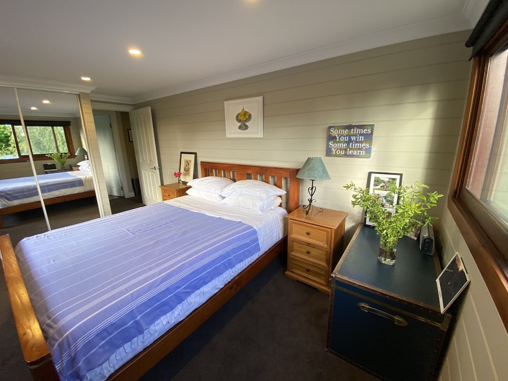 6 Bed, 4 Bath, 3 Level Renovated Barn, 1400m To Bowral Centre, 320m2, Peaceful - Bowral