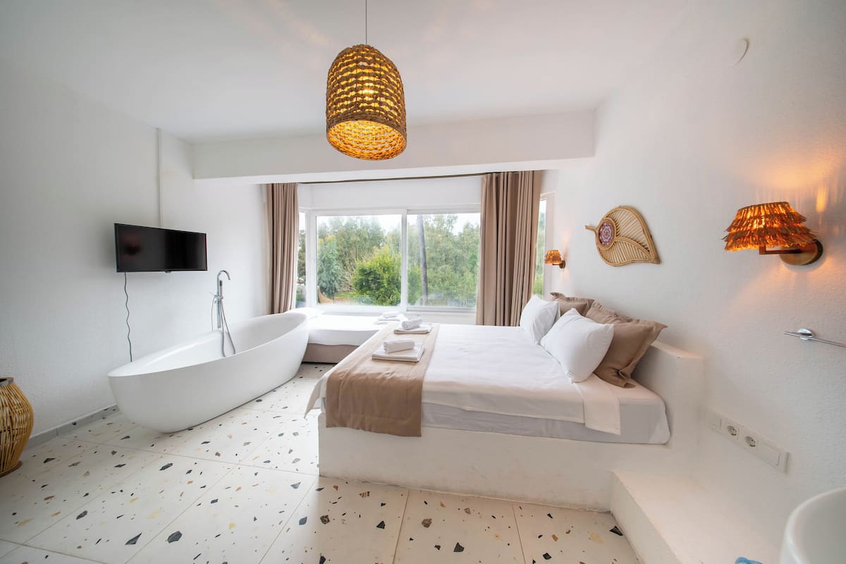 Quarto Triplo Superior | Roupa de alta qualidade, minibar, Wi-fi grátis, roupa de cama fornecida