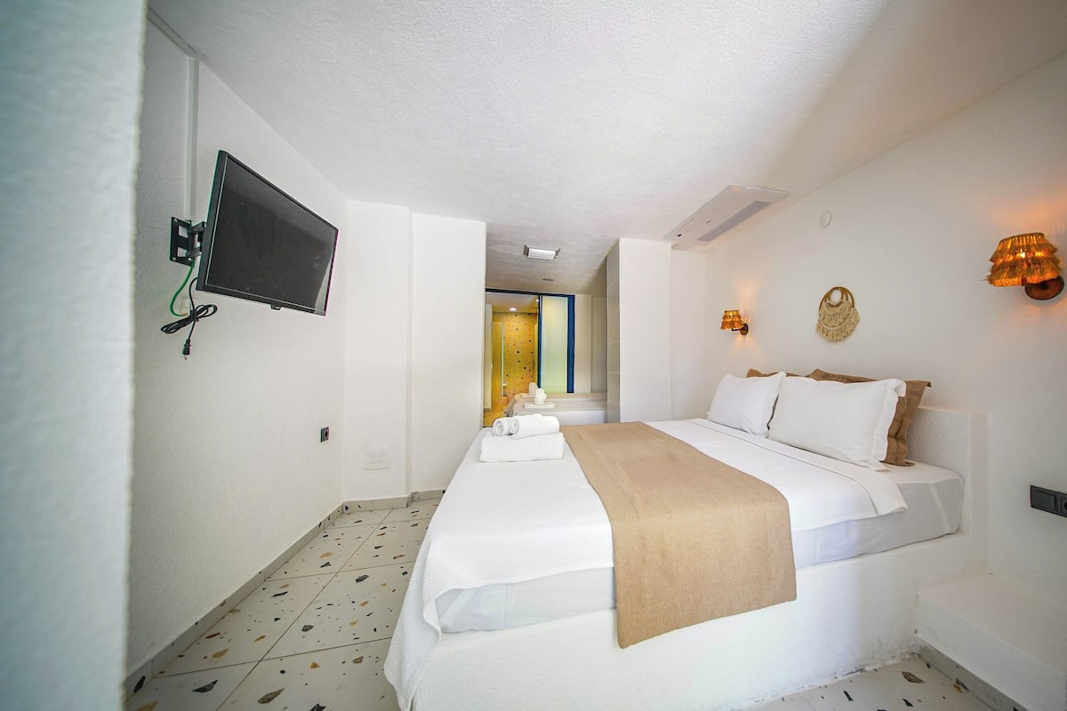 Quarto Familiar, 1 quarto | Roupa de alta qualidade, minibar, Wi-fi grátis, roupa de cama fornecida