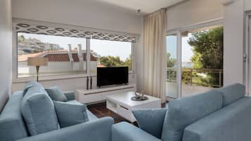 Relux Sea View 2 Bedroom Apartment by BluPine | Área de estar | TV de tela plana 32 polegadas com canais digitais, TV