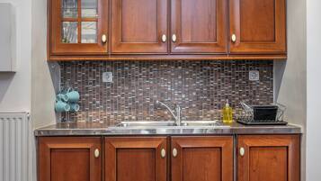 Relux Sea View 2 Bedroom Apartment by BluPine | Cozinha privada | Geladeira grande, fogão, cooktop, máquina de café expresso