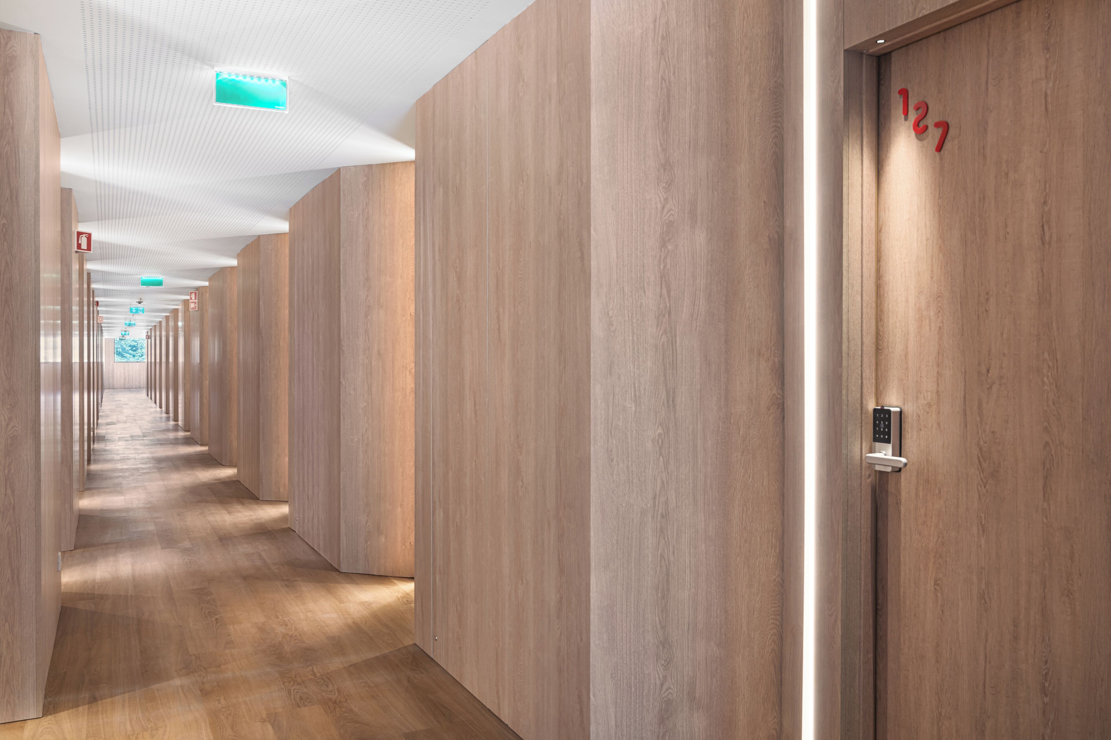 Escrivaninha, espaço de trabalho para notebook, quartos à prova de som