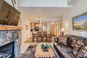 Condo, 2 quartos | Área de estar