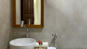 Suite, 1 cama de casal | Casa de banho | Toalhas fornecidas, sabão, champô