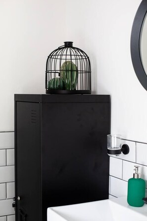 Casa | Casa de banho | Uma combinação polibã/banheira, uma banheira de imersão total 