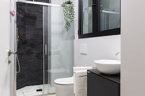 Apartamento urbano | Banheiro | Chuveiro, chuveiro com efeito de chuva, secador de cabelo 