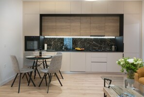 Apartamento Familiar | Cozinha privada | Um frigorífico/congelador grande, um micro-ondas, um forno