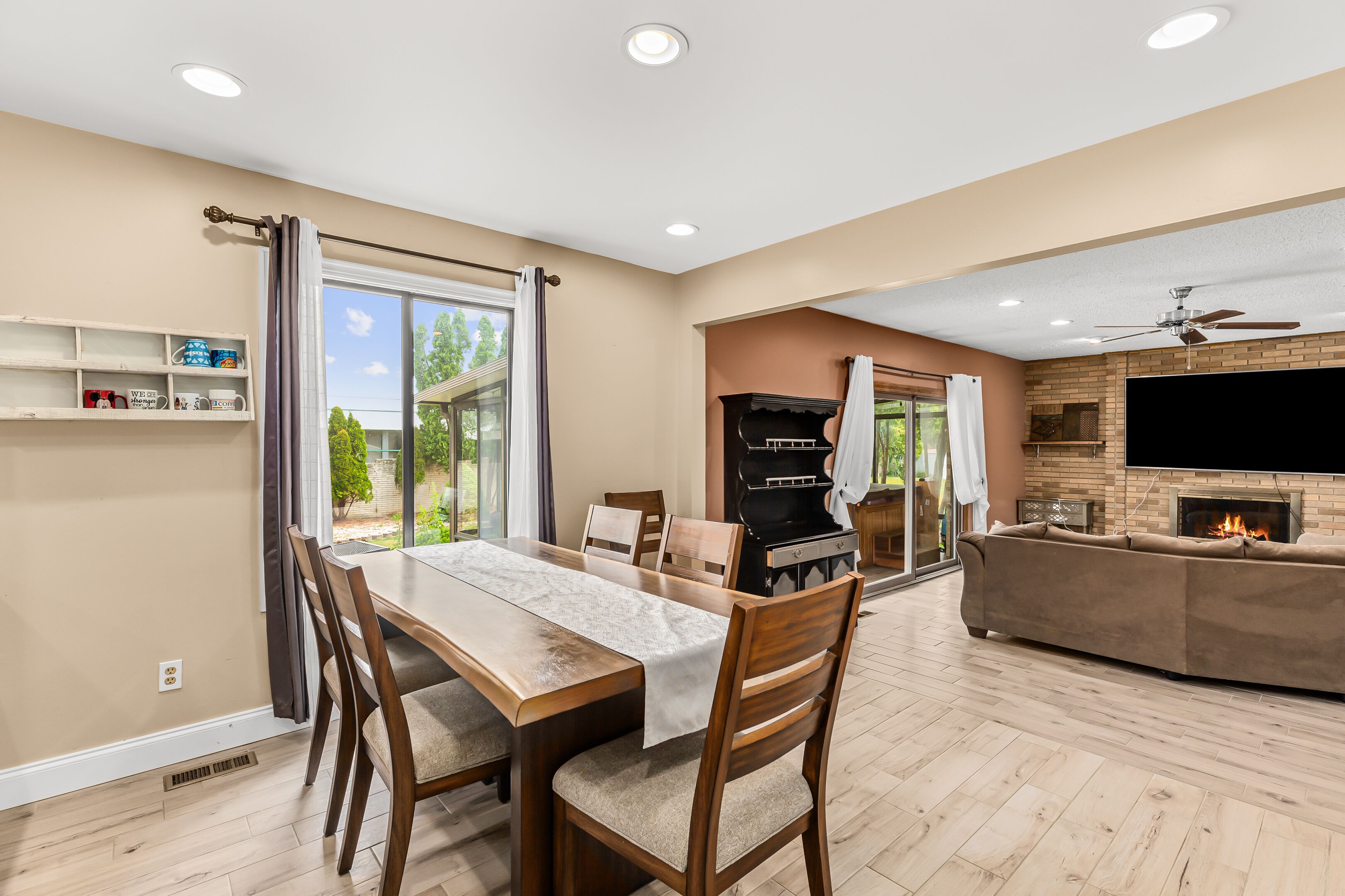 Luxury 4-br Retreat: Spacious & Elegance! - Farmington Hills, MI