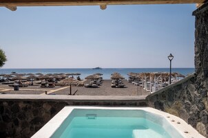 Suite Júnior, várias camas, banheira de hidromassagem grande, vista para o mar | Vista do quarto