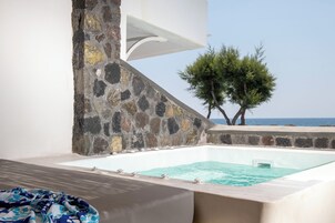 Suite Júnior, várias camas, banheira de hidromassagem grande, vista para o mar | Vista para a praia ou o mar