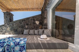 Suite Júnior, várias camas, banheira de hidromassagem grande, vista para o mar | 1 quarto, com decoração personalizada, com mobília individualizada 
