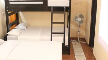 Quarto quádruplo standard | 1 quarto, Wi-Fi de cortesia, roupa de cama