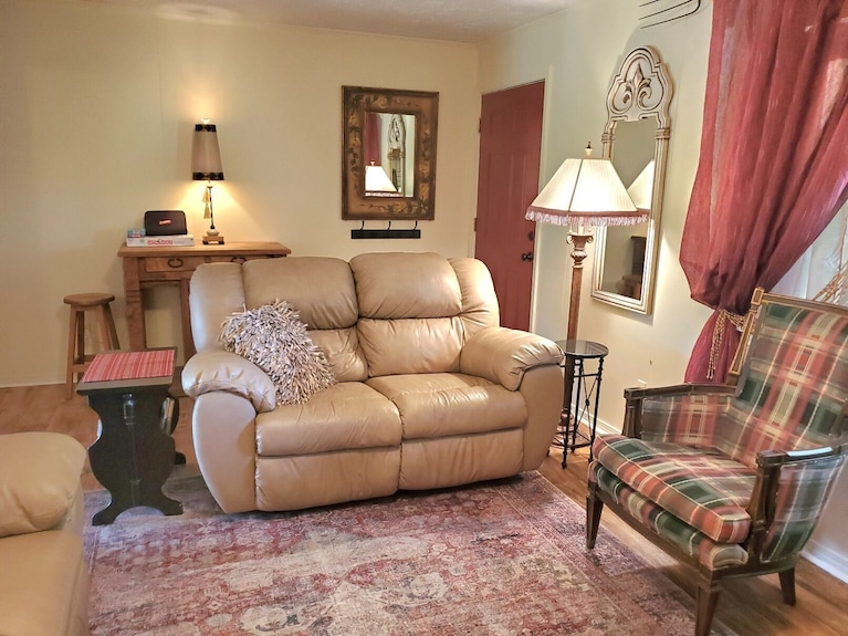 Rich Mountain Home Away -\Nwifi , Fire Pit, Charcoal Grill, Outdoor Seating - Mount Magazine State Park, Paris