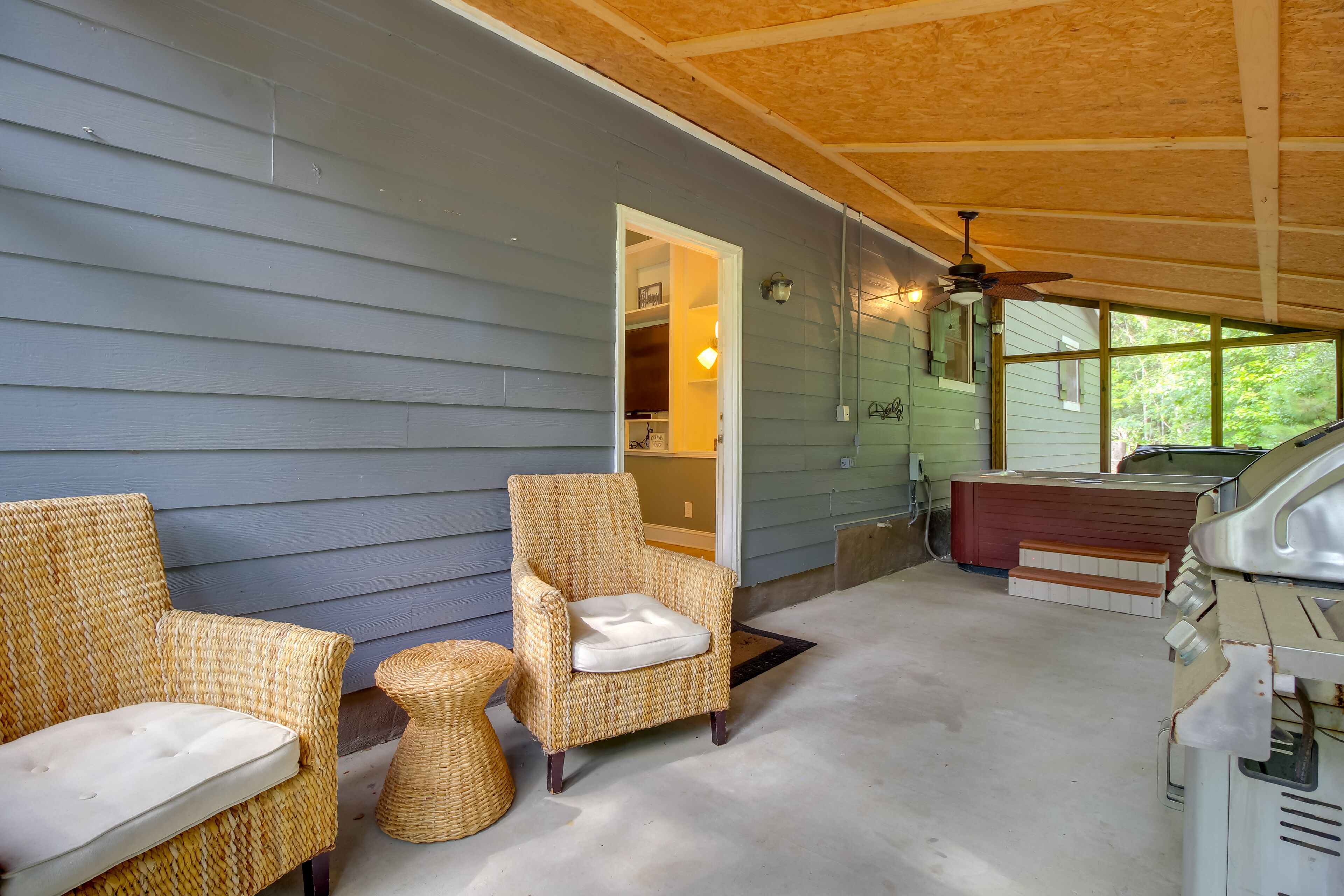 Southern Escape In Guyton: Private Yard & Hot Tub! - Rincon, GA