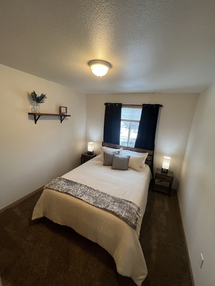 Beautifully Furnished 2 Bed 1 Bath Apartment In Central Location.\nsleeps 5 - Kalispell, MT