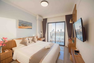 Quarto Superior, 1 cama king-size, varanda, vista para o rio | Cofre no quarto, secretária, quartos insonorizados 