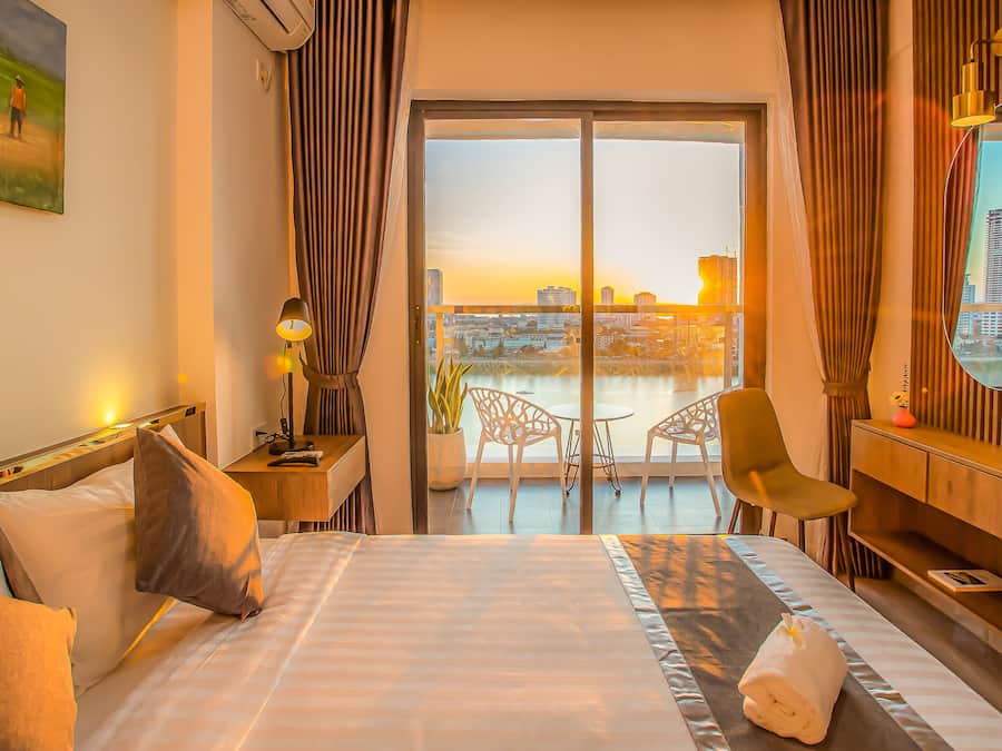 Quarto superior, 1 cama King, sacada, vista para o rio | Cofres nos quartos, escrivaninha, quartos à prova de som