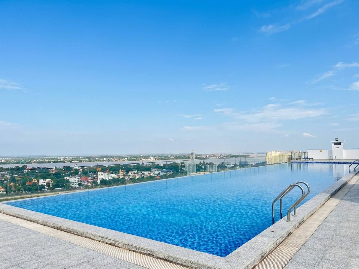 Piscina infinita no terraço com vista desobstruída da paisagem urbana.